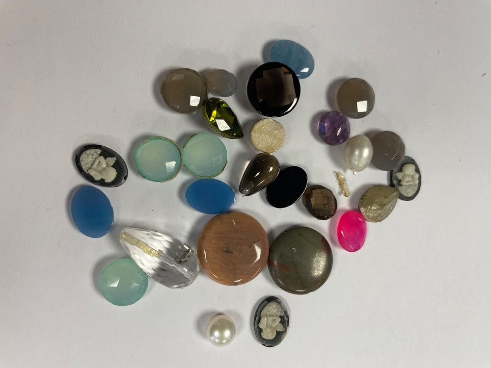 div. schmucksteine zum restaurieren (41) (Gebraucht) in Bonstetten für CHF 2 – mit Lieferung auf ...