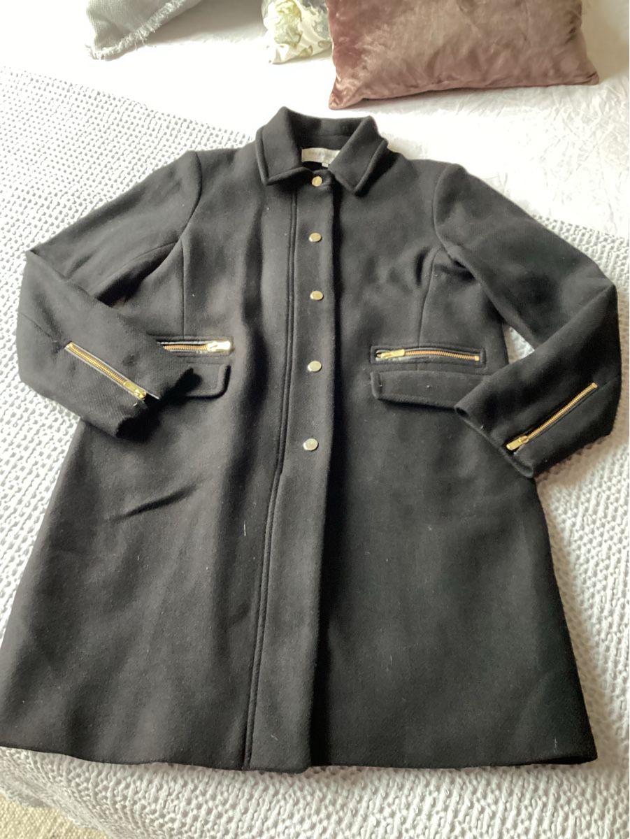 Chic Black Winter Coat with gold Zipper Detail (Neu (gemäss ...