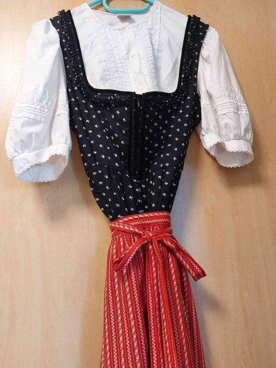 Dirndl Mit Bluse Und Schurze