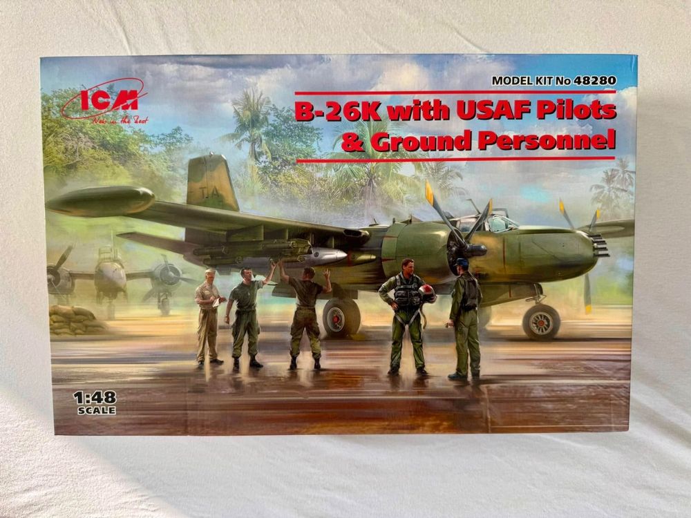 ICM 1/48 B-26K with USAF pilots and ground personnel #48280 (Neu und originalverpackt) in Pully ...