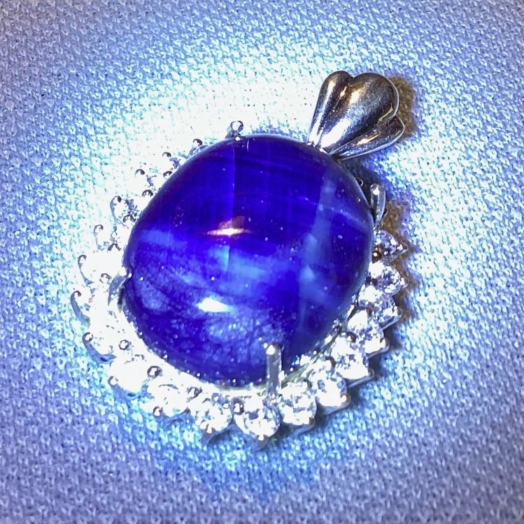 Grosser Silber Anhänger vergoldet: natürlicher Blauer Saphir (Neu und ...