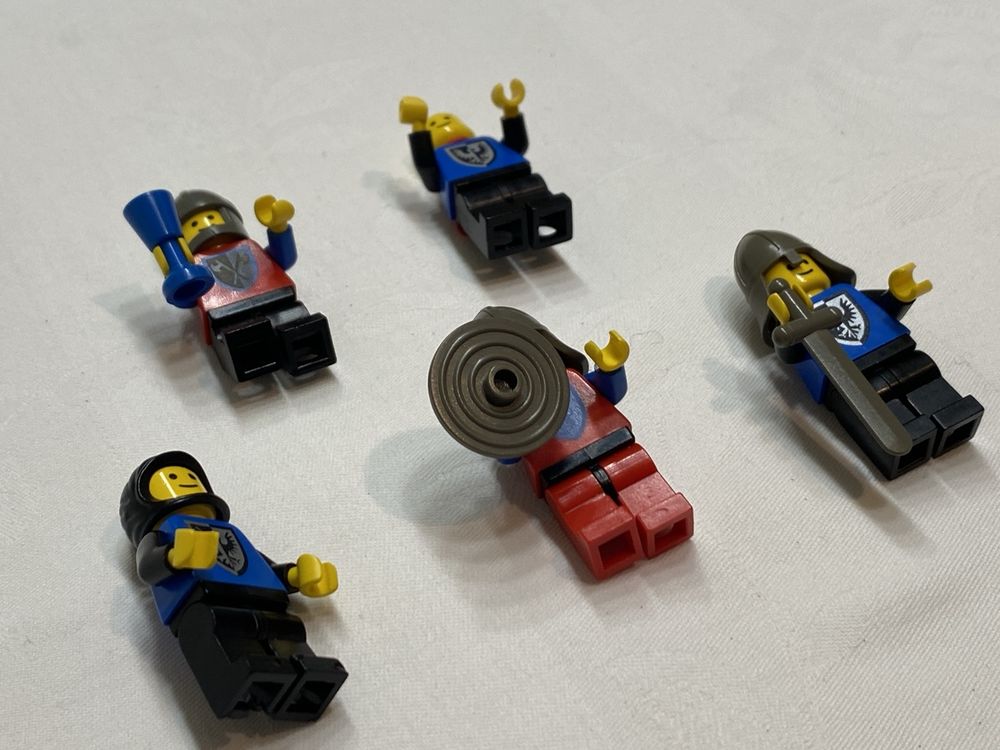 5x Lego Ritter Figuren mit Schwert Helm Schild Becher Umhang (Gebraucht ...
