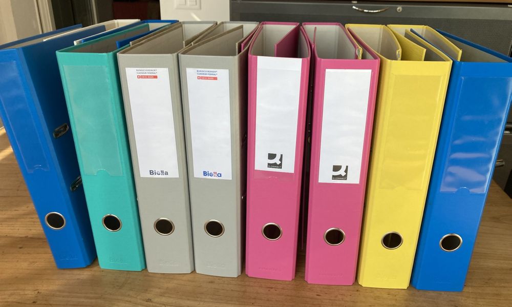 16 Ordner farbig für Schulstart! | Kaufen auf Ricardo