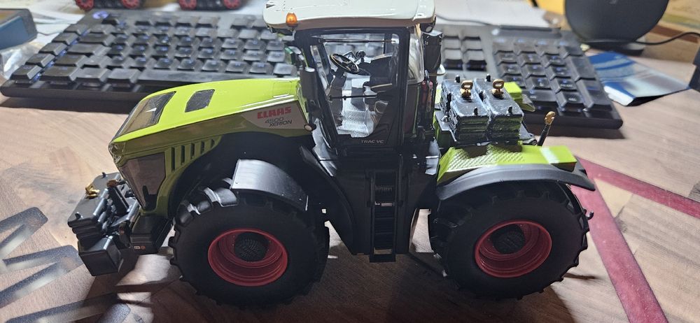 claas xerion 4500 (Neuf avec emballage d'origine) à Fey pour CHF 60 ...