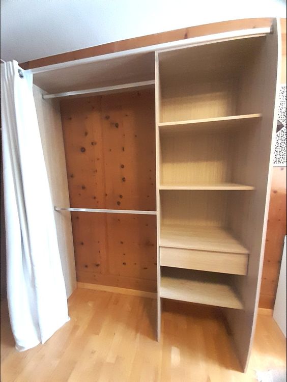 Ausziehbare Kleiderstange mit 2 Vorhängen – 205 cm (Gebraucht) in Zuoz ...