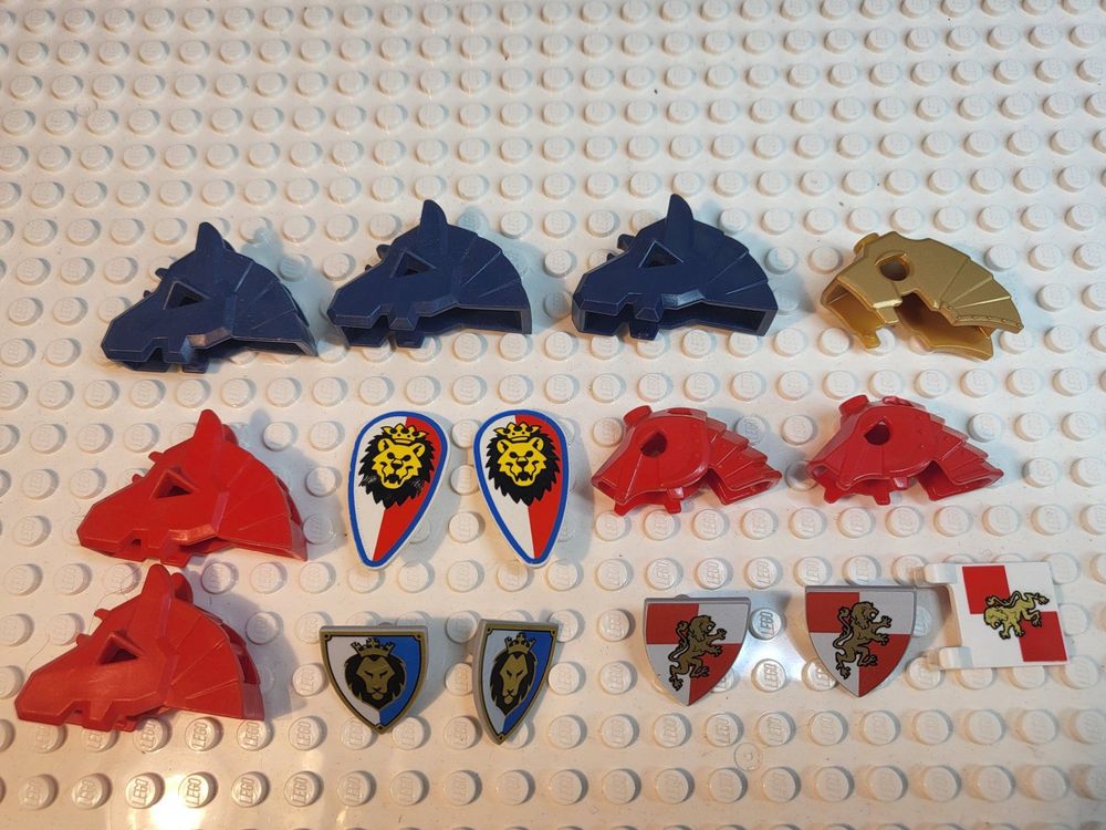 Lego Castle Ritterhelme und Schilder Löwenritter,... (Gebraucht) in ...