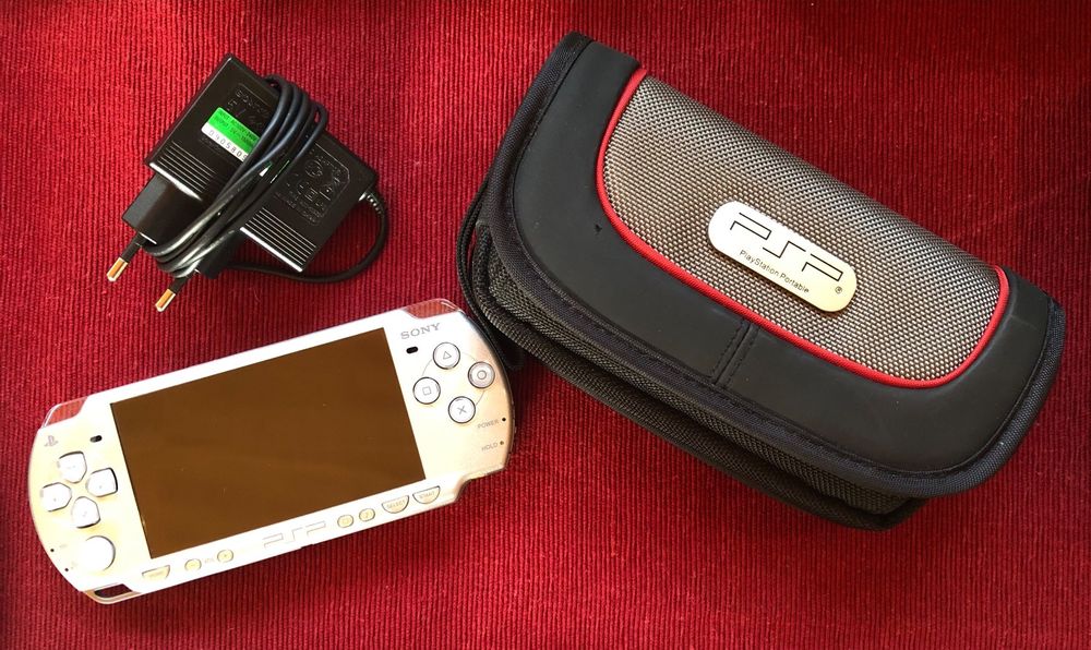Sony PSP 2004 Konsole silbrig + Ladegerät + Etui (Gebraucht) in Thalwil ...