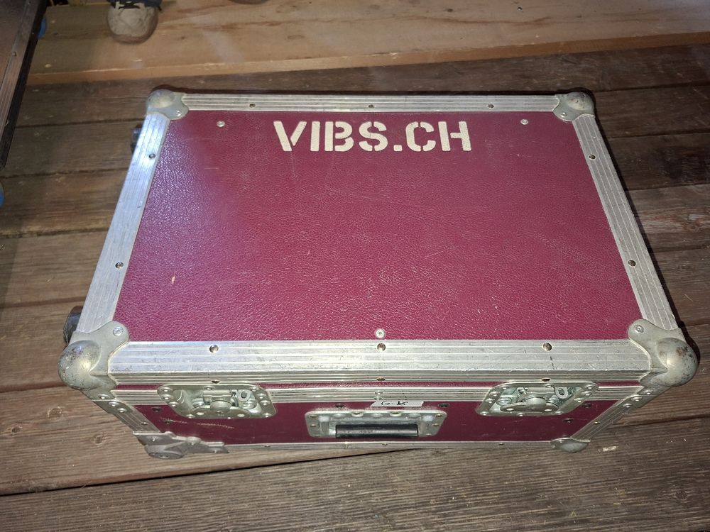 Robuster Transportkoffer mit Rollen und Fächern Flightcase | Kaufen auf ...