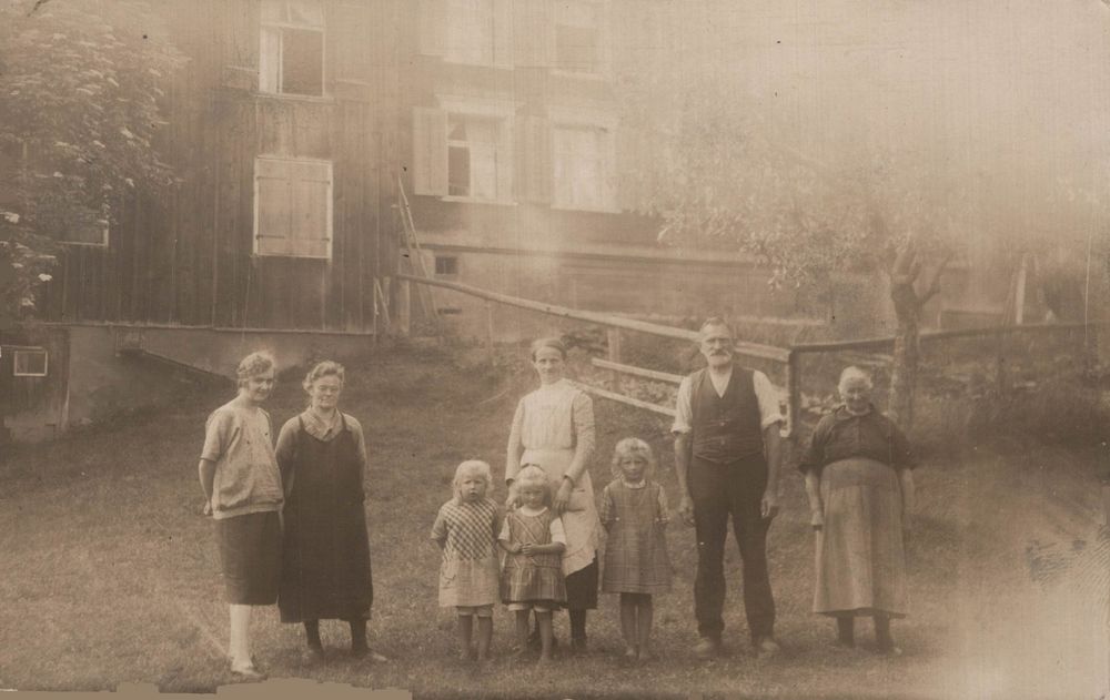 Foto-AK, Bauernfamilie vor Wohnhaus mit Scheune (Gebraucht) in Bronschhofen für CHF 10 – mit ...