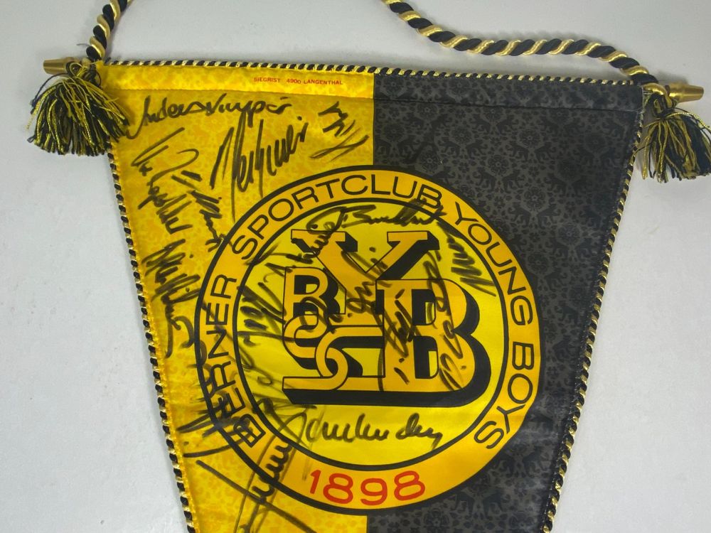 YB Young Boys grosser Wimpel 48cm um 1988 signiert Autogramm (Gebraucht) in Bern für CHF 98 ...