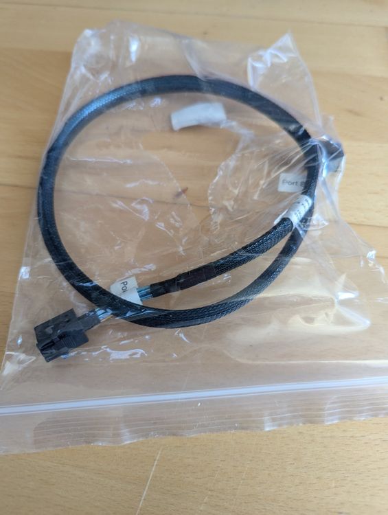 Kabel SFF-8643 zu SFF-8643 winkel 50cm (Neu und originalverpackt) in Adliswil für CHF 10 – mit ...
