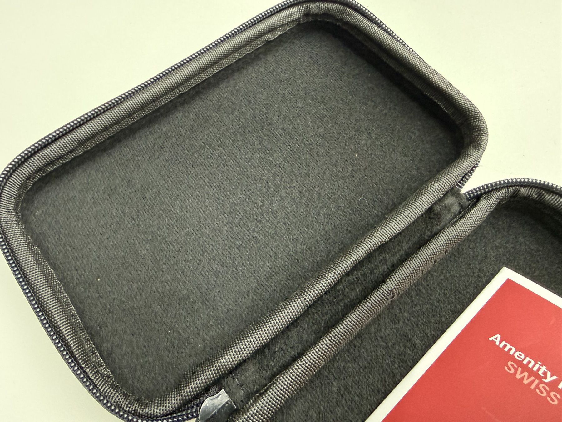 VIU × SWISS Amenity Kit , Original, voll gefüllt, Fabrikneu (Neu und ...