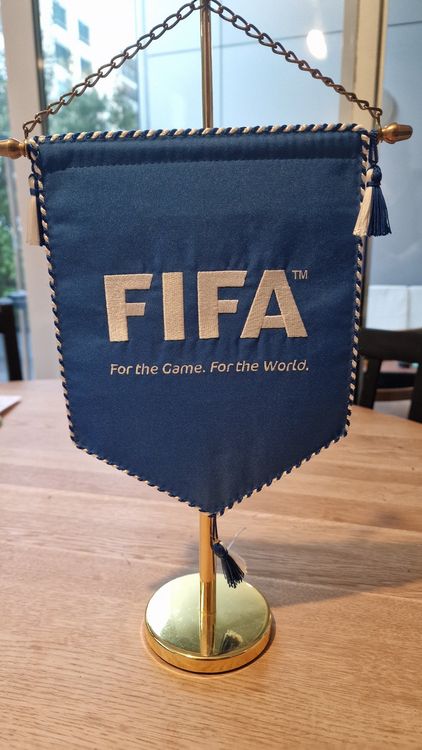 Grosser und Hochwertiger FIFA Wimpel mit goldenem Ständer (Gebraucht ...