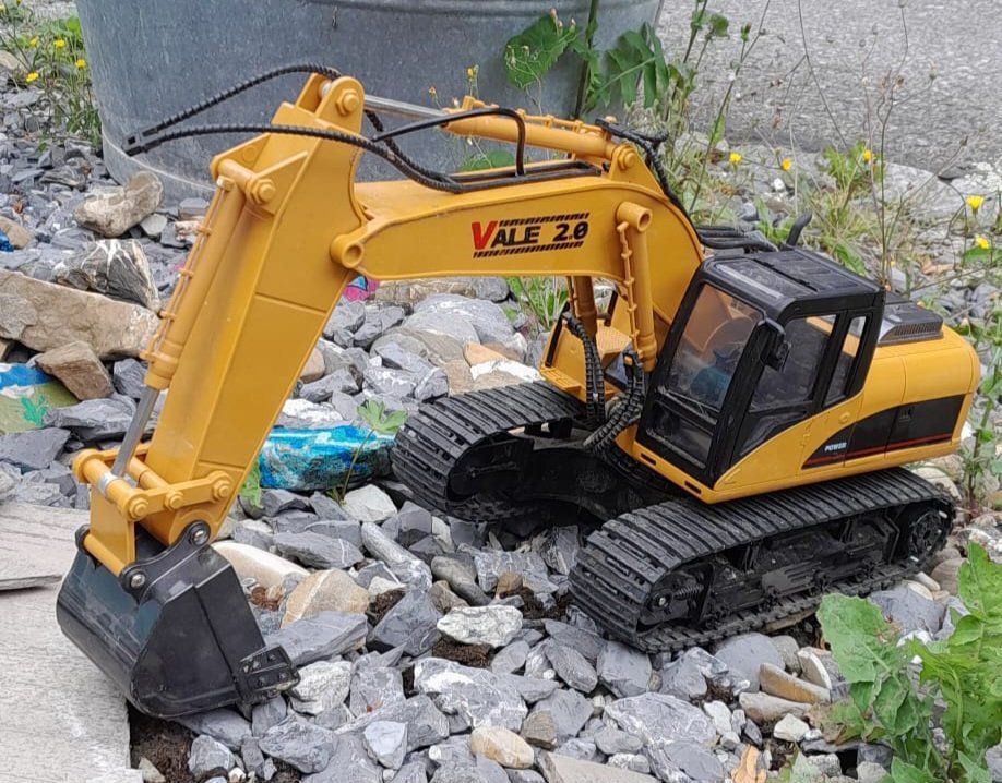 RC Bagger mit Metallschaufel und -Greifzange (Gebraucht) in Innerthal ...