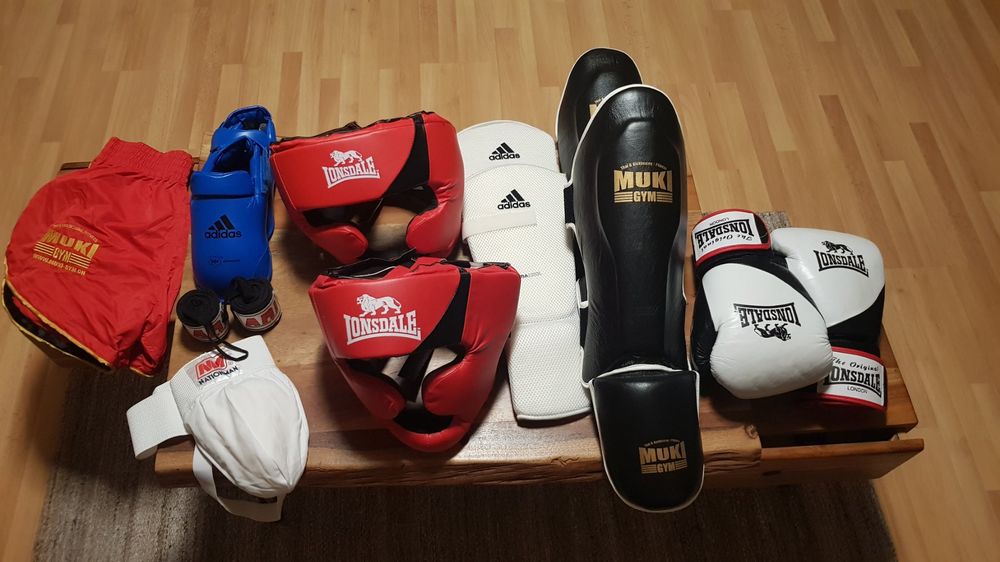 Kickbox Ausrüstung gemäss Beschreibung (Gebraucht) in Fehraltorf für ...