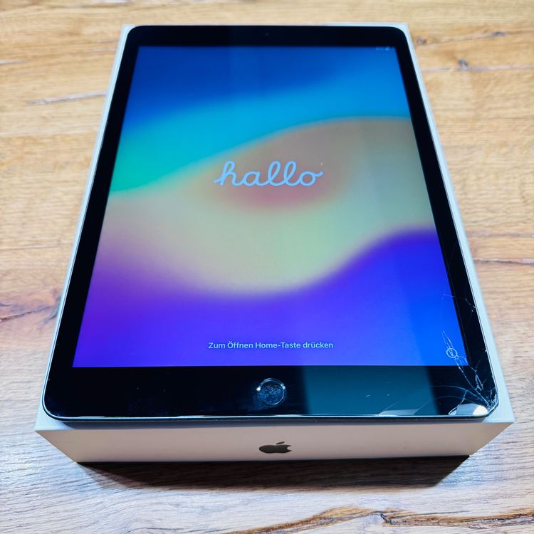 Apple iPad 8 32GB in space gray mit Glasschaden. | Kaufen auf Ricardo