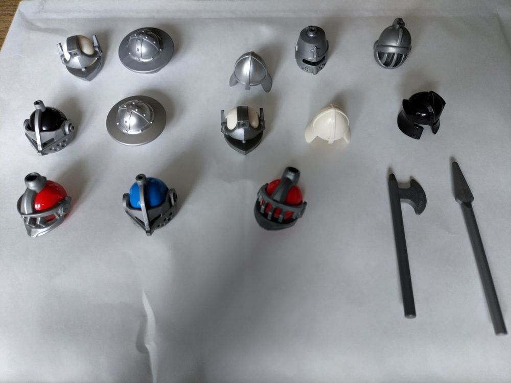 13 Lego Ritter Helme, 1 Speer, 1 Hellebarde | Kaufen auf Ricardo