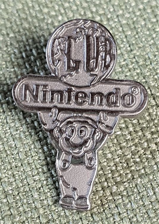 F334 - Nintendo Club Pin Silberig (Gebraucht) in Reinach BL für CHF 8 ...