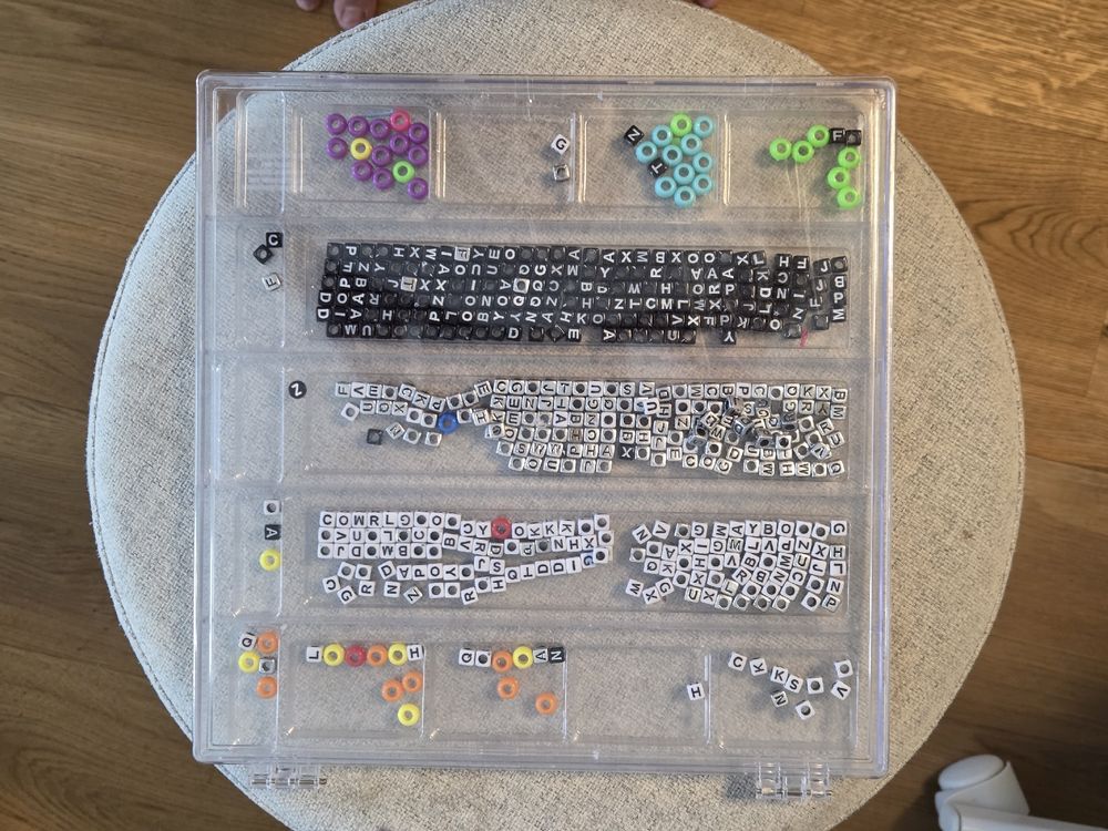 Buchstaben Perlen Set DIY Armbänder basteln 💕 neuwertig 💕 (Gebraucht ...