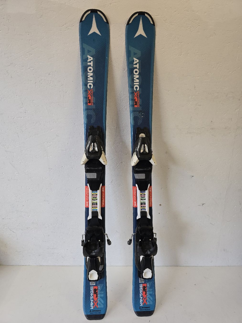 Skis enfant Atomic Vantage JR, 1m00 avec fixes reglables (Gebraucht) in Sugiez für CHF 35 – mit ...