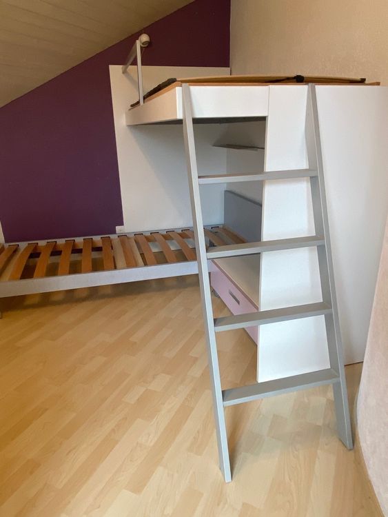Hochbett, Etagenbett versetzt, 2 Regalboden, Nachttisch (Gebraucht) in ...