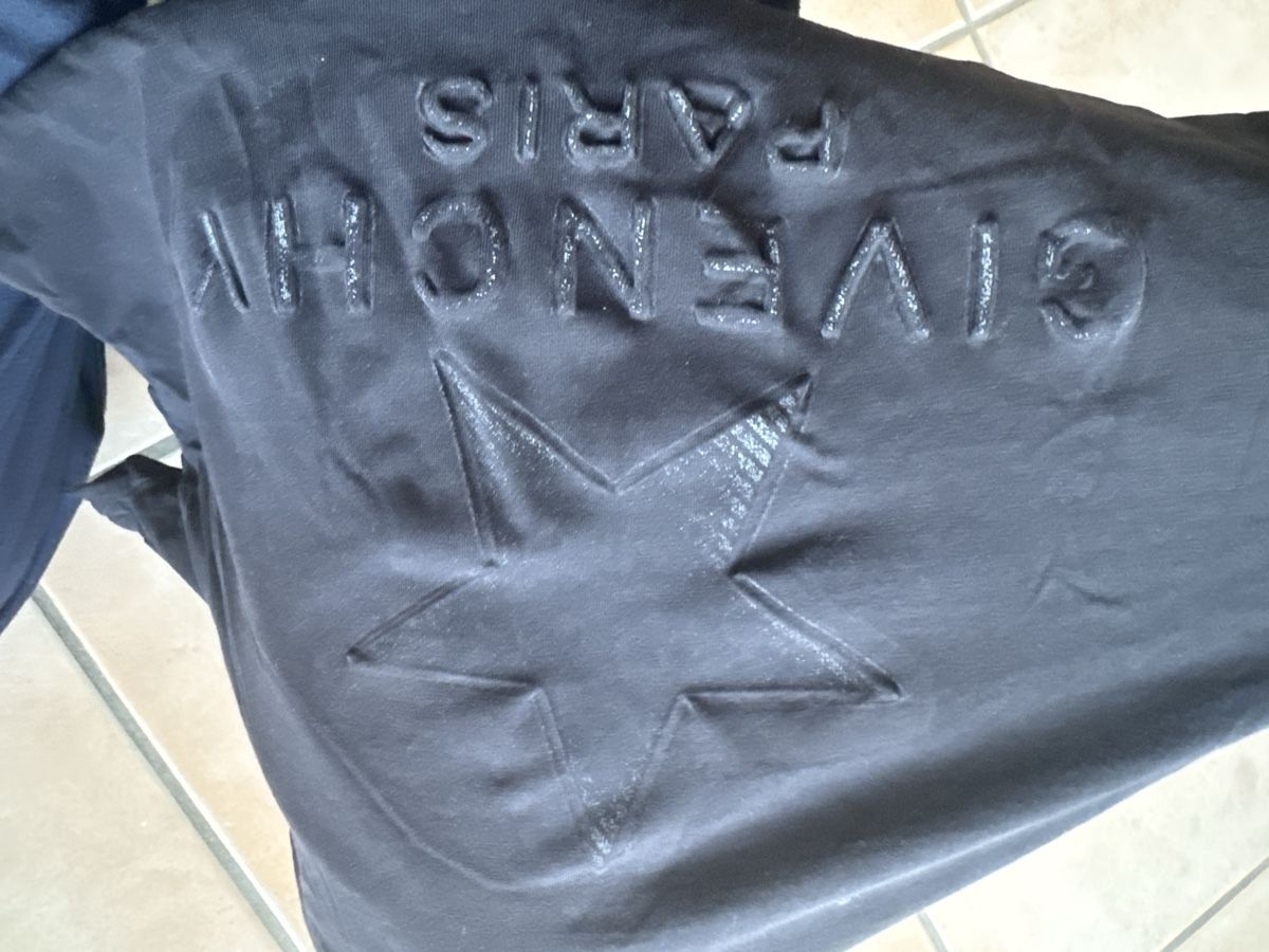 t-shirt givenchy (D'occasion) à Lonay pour CHF 5 – avec livraison ...
