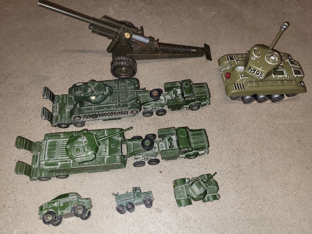 Militär Fahrzeuge (Gebraucht) in Lupfig für CHF 50 – mit Lieferung auf Ricardo kaufen