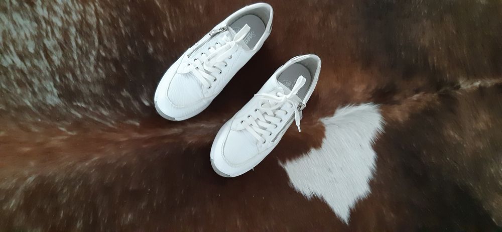 Rieker, weiss Sneakers (Gebraucht) in Mettmenstetten für CHF 21 – mit Lieferung auf Ricardo kaufen