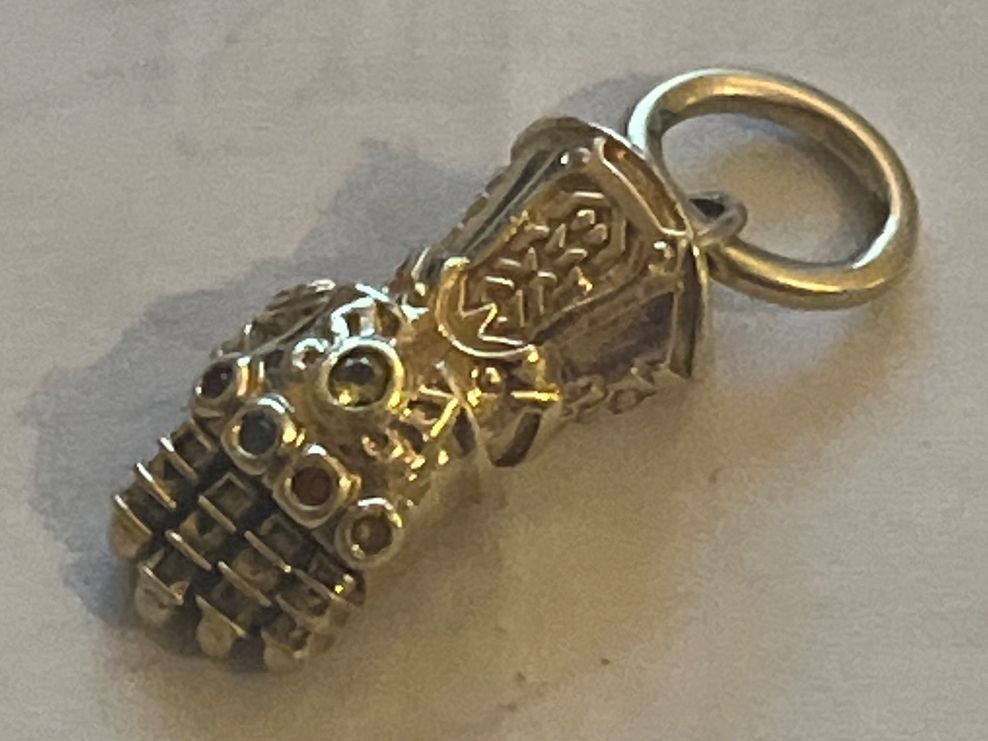 Pandora Charm Anhänger Gold Infinity Gauntlet Marvel (Gebraucht) in ...