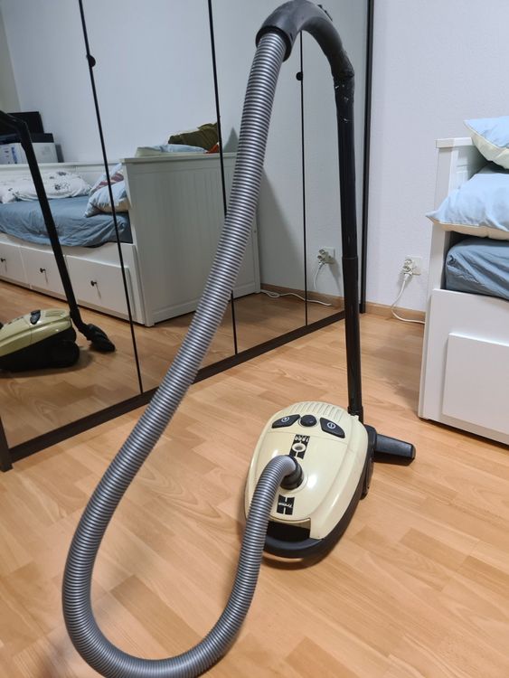 Trisa 1800 Staubsauger, inkl. 8 neuen Staubbeutel (Gebraucht) in Basel für CHF 7 – nur Abholung ...