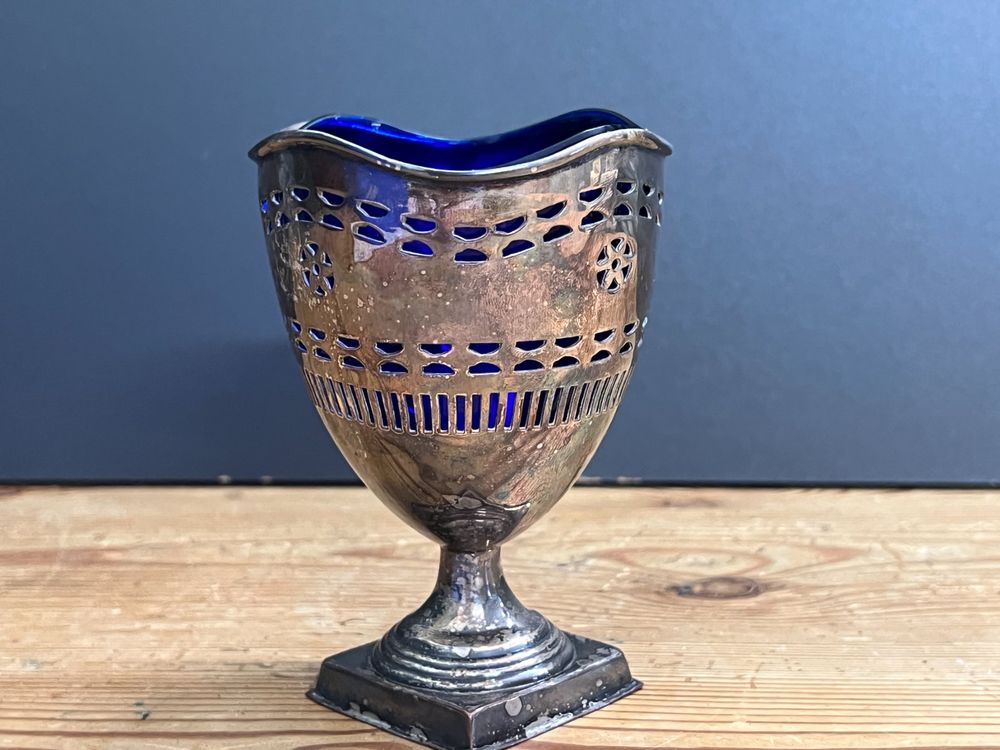 Alter antiker Kelch versilbert mit Kobalt blauem Glaseinsatz | Kaufen ... Alter antiker Kelch versilbert mit Kobalt blauem Glaseinsatz | Kaufen ...