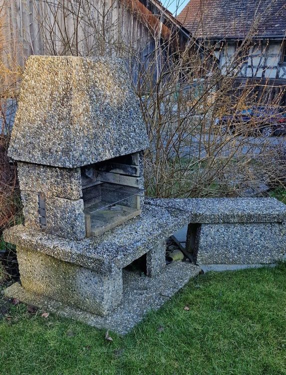 Chemine, Grill mit Bank für Sitzplatz (Gebraucht) in Häuslenen für CHF ...