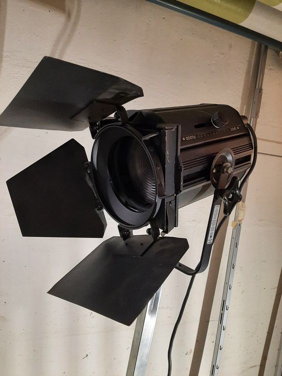 2 Stück Theaterscheinwerfer mit Stativ Fresnel Vintage (Gebraucht) in Winterthur für CHF 144 ...