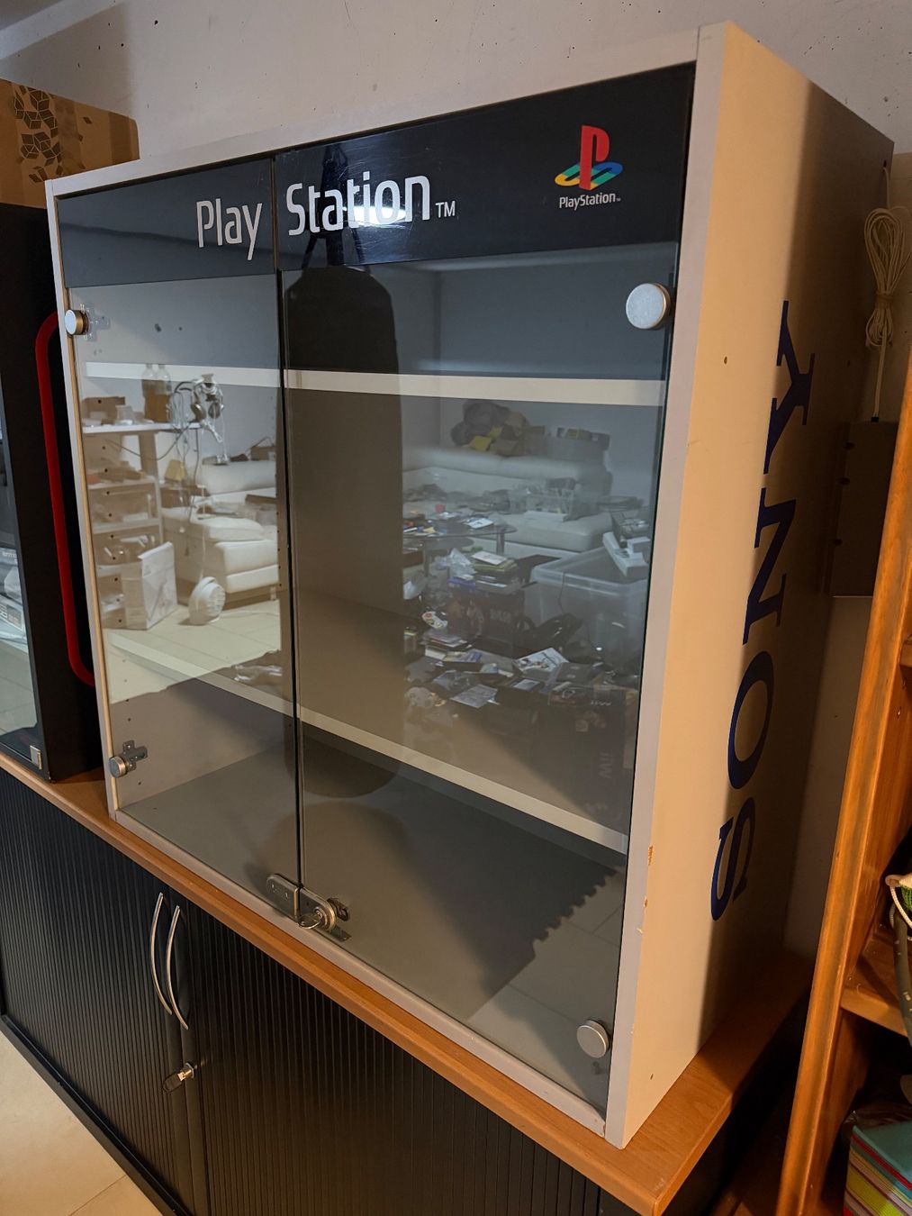 🔥 Sony PlayStation Orginal Vitrine Schrank ab 1.- 🔥 (Gebraucht) in ...