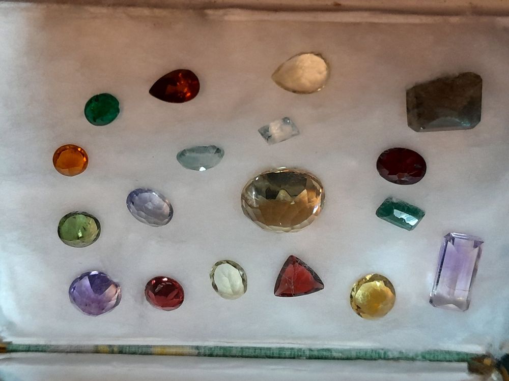 Pierre précieuse de Madagascar, taillé, différente sorte. (Neuf avec ...