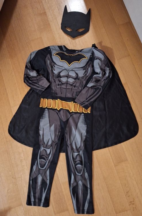 Batman Kostüm Gr 104 inkl Umhang & Maske (D'occasion) à Knonau pour CHF 15 – avec livraison ...
