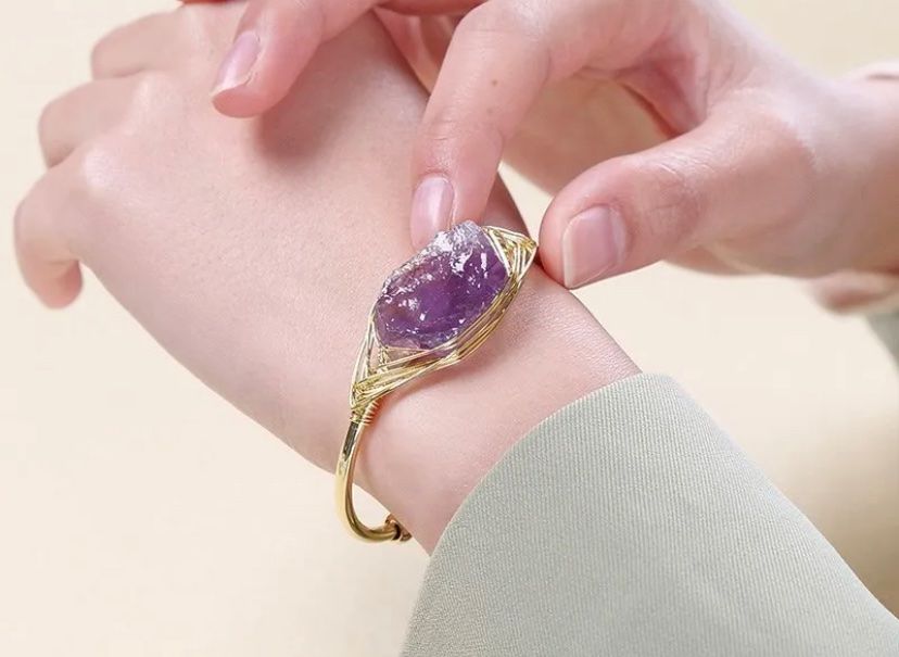 Armreif mit Amethyst Stein. Gold Farbe. Ab 1…Fr (Gebraucht) in Sursee für CHF 1 – mit Lieferung ...