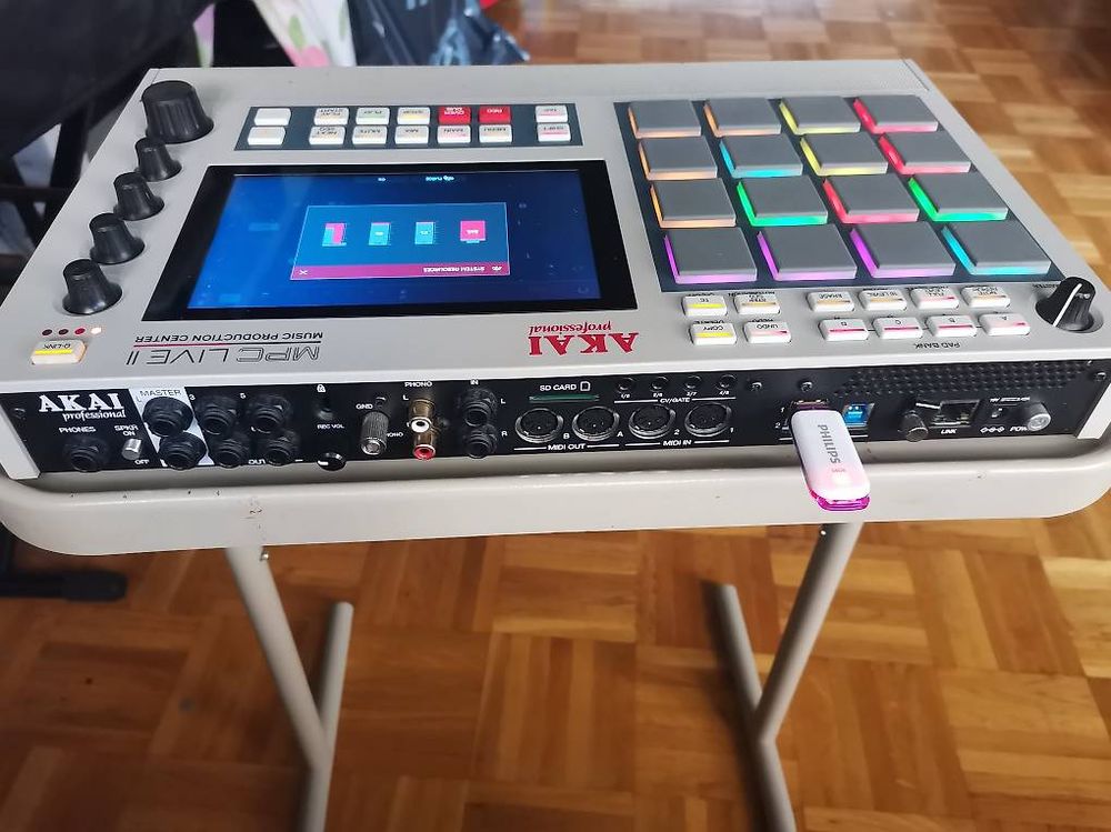 Akai mpc live 2 rétro Etidion (Gebraucht) in Les Avanchets für CHF 600 ...
