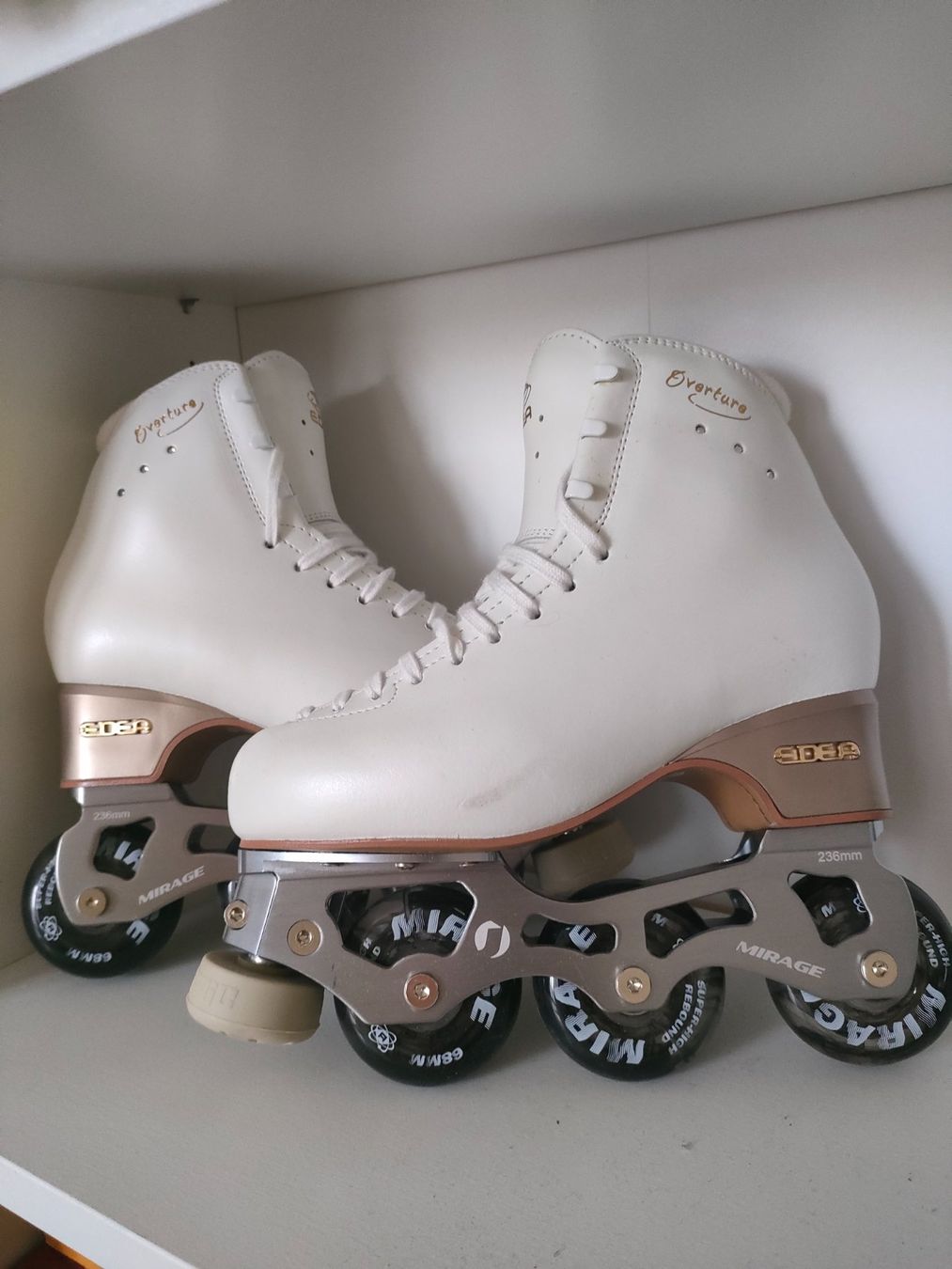 Edea Overture mit Mirage Inlinekunstlauf Gestell, Grösse 245 (Gebraucht) in Hindelbank für CHF ...