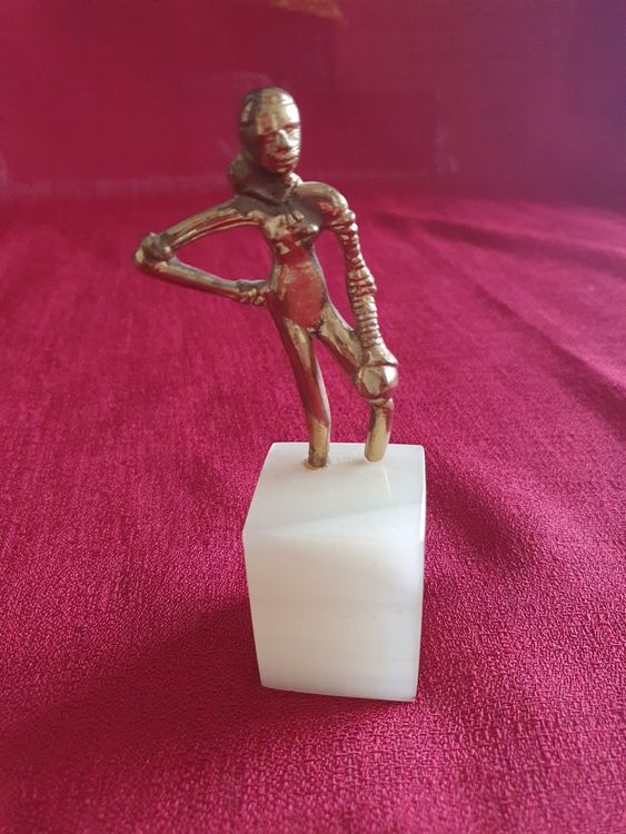 Bronze Figur Dancing Girl of Mohenjo Daro auf Marmor Sockel (Gebraucht) in Auw für CHF 25 – mit ...