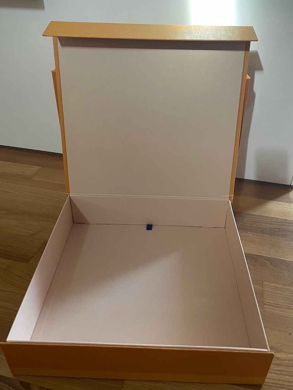 💖 Louis Vuitton Box und Papiertüte (Neu (gemäss Beschreibung)) in Steinhausen für CHF 40 – mit ...