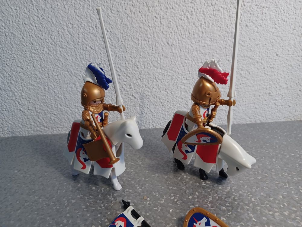 2 Playmobil Ritter auf Pferd. Gold/weiss Pferde Motiv (Gebraucht) in Hagendorn für CHF 24 – mit ...
