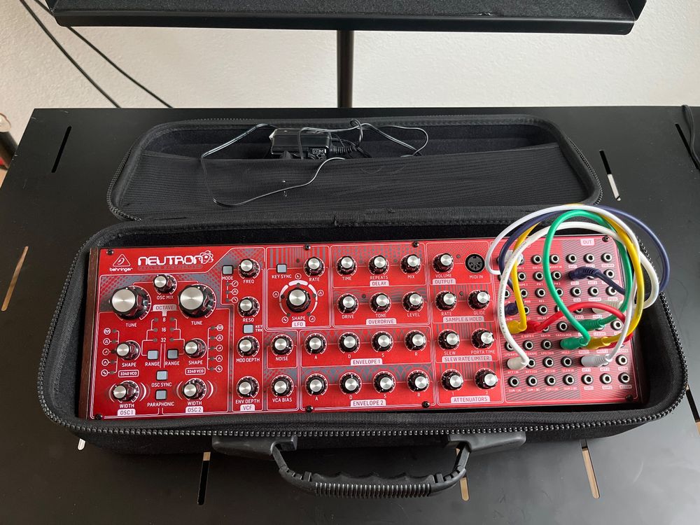 Behringer NEUTRON + case + deck saver (Gebraucht) in Zürich für CHF 200 ...