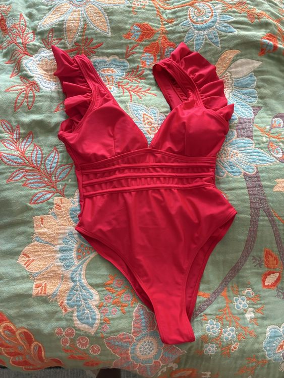 Red Ruffled Swimsuit - Stylish Summer Ready One Piece! | Kaufen auf Ricardo