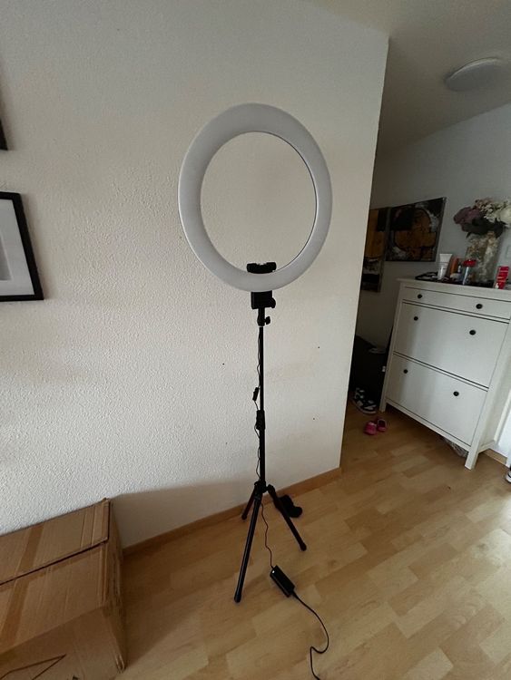 LED Ringlicht mit Stativ, RGB (Neu und originalverpackt) in ...