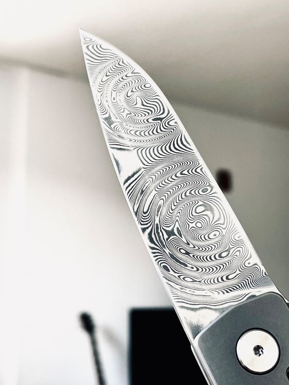 Gentleman-Taschenmesser mit geriffeltem Griff aus Titan | Kaufen auf ...