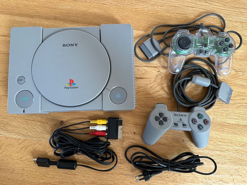 Sony PlayStation Console PAL SCPH-5502 + 2 Controller (Gebraucht) in Vucherens für CHF 29 – mit ...