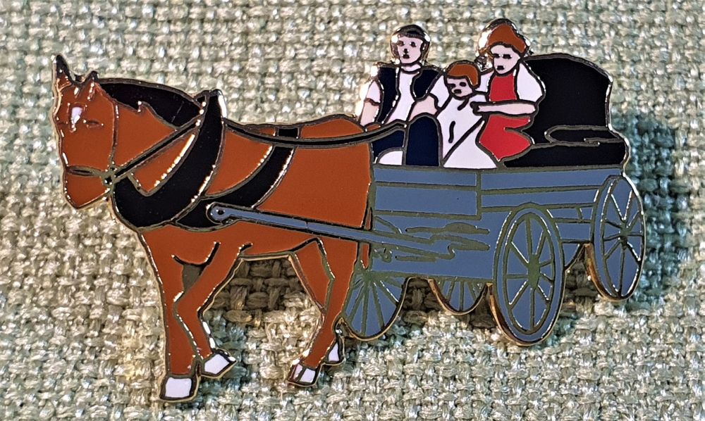 O133 - Pin Pferdekutsche Kutsche Karren Pferd Familie (Gebraucht) in Reinach BL für CHF 2.5 ...