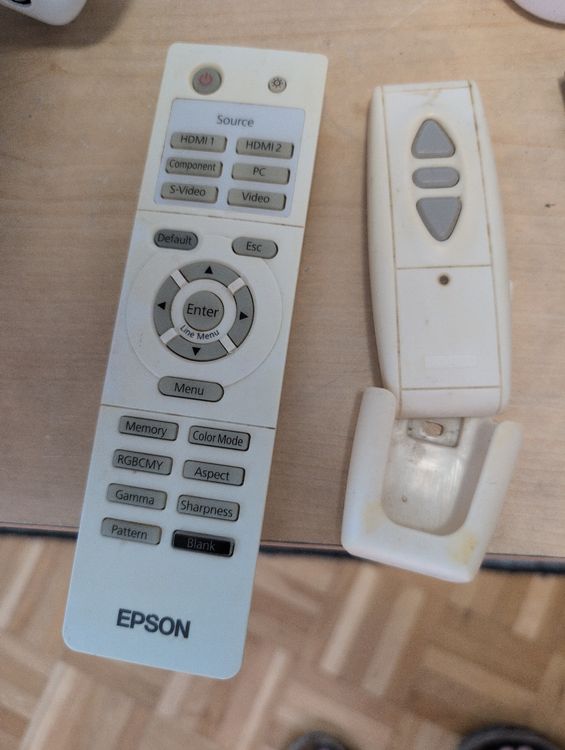 Beamer Epson EH-TW3200 mit Deckenh. und elektr. Leinwand (Gebraucht) in ...