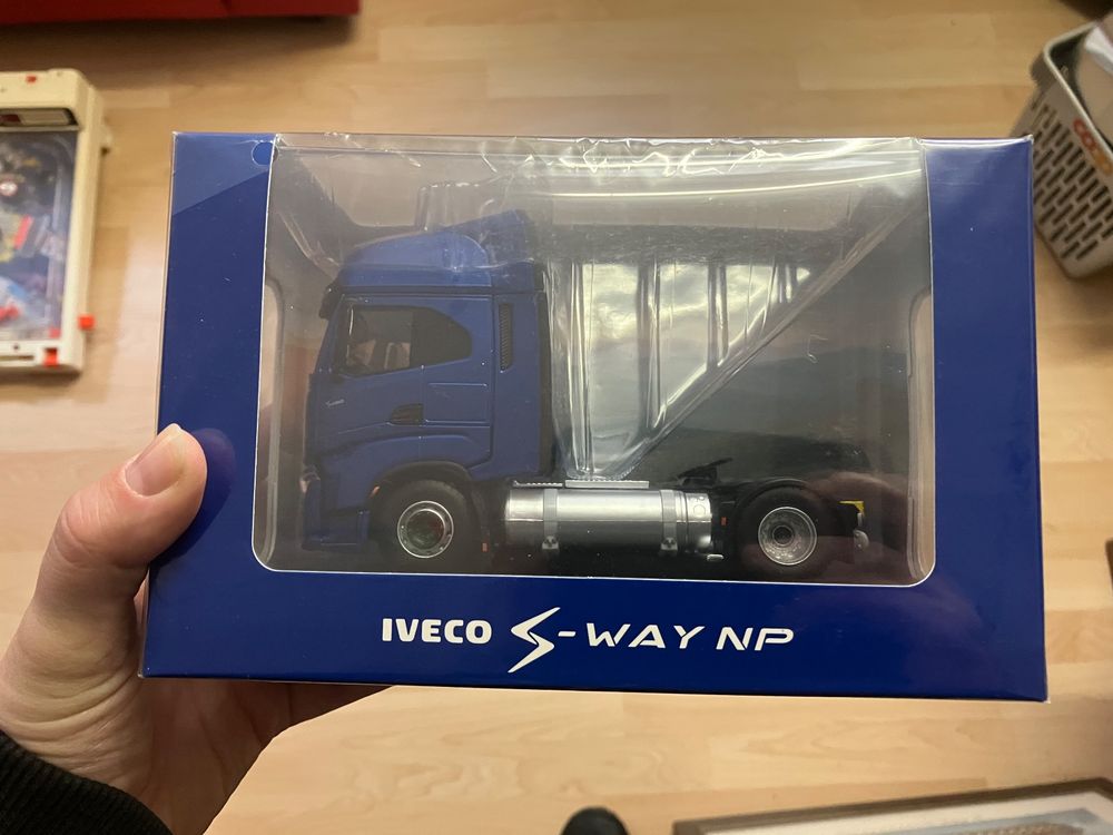 Lastwagenmodell Iveco s-way np (Neu und originalverpackt) in Wagen für ...